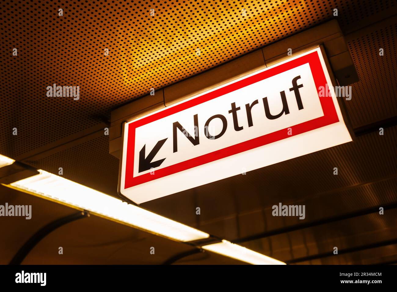 Notruf hinweisschild -Fotos und -Bildmaterial in hoher Auflösung – Alamy