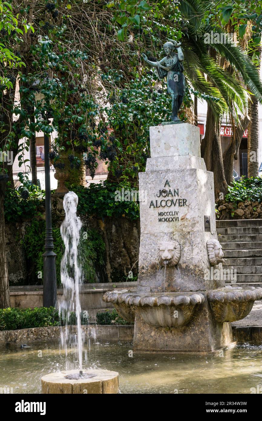 Monumento a Joan Alcover, 'Monument ein Joan Alcover' (1928). Bronce y Mármol. Plaza de la Reina ...