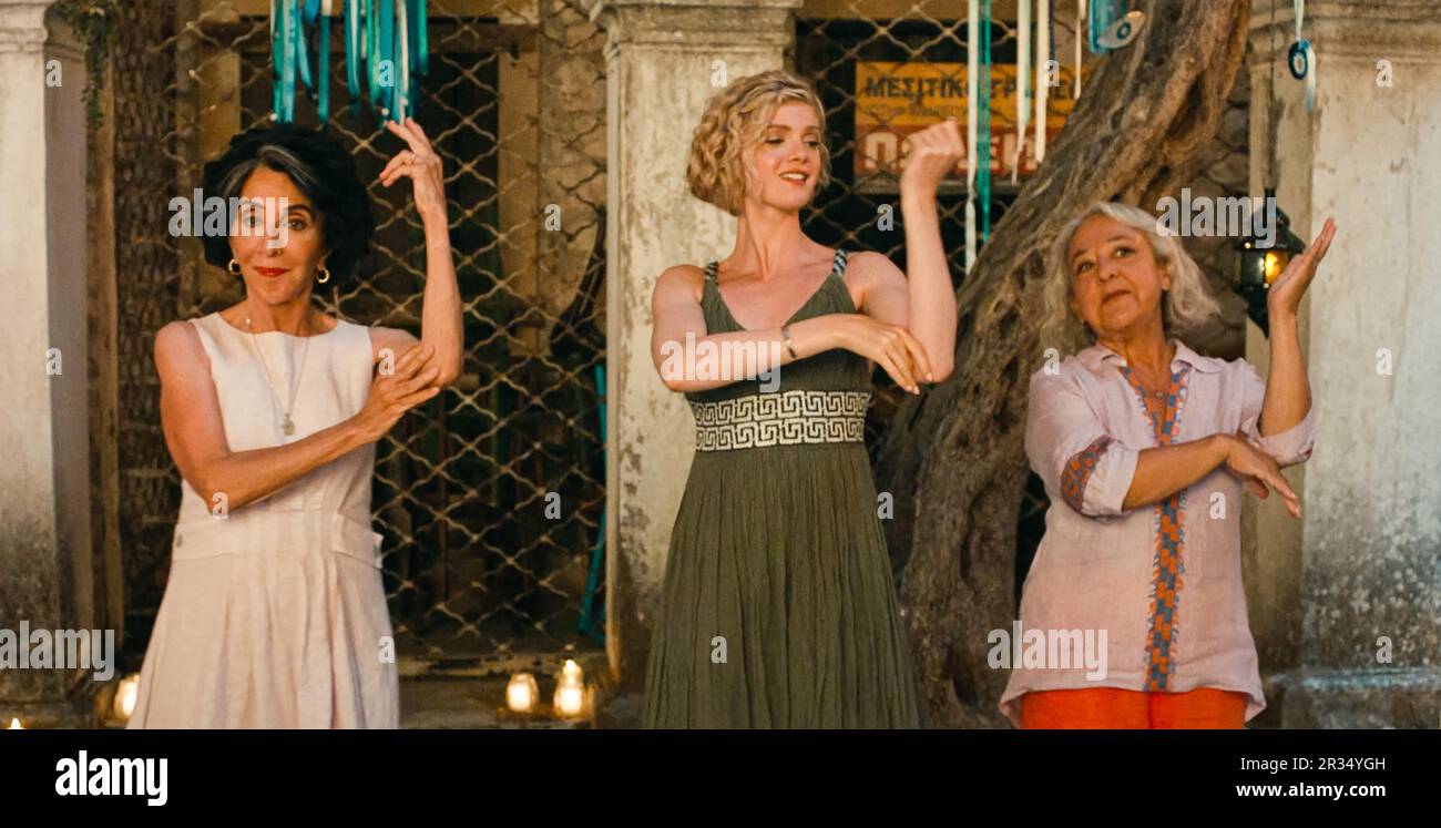 USA. Elena Kampouris, Maria Vacratsis und Andrea Martin in einer Szene ...