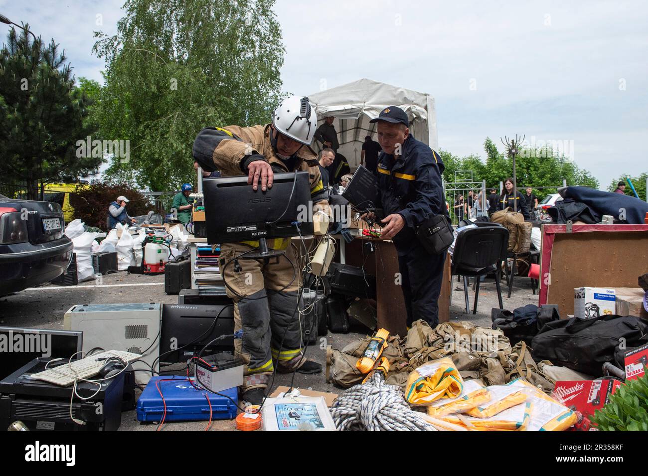 Rettungskräfte und Polizei durchsuchen die überlebenden Geräte und ...