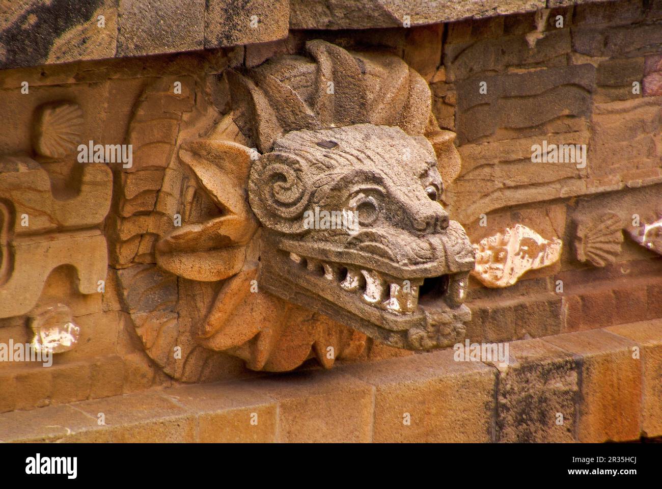 Quetzalcoatl pyramid teotihuacan -Fotos und -Bildmaterial in hoher ...