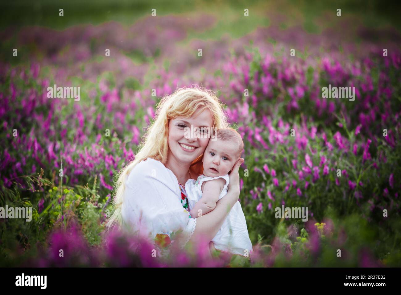 Parents with kids outside -Fotos und -Bildmaterial in hoher Auflösung ...