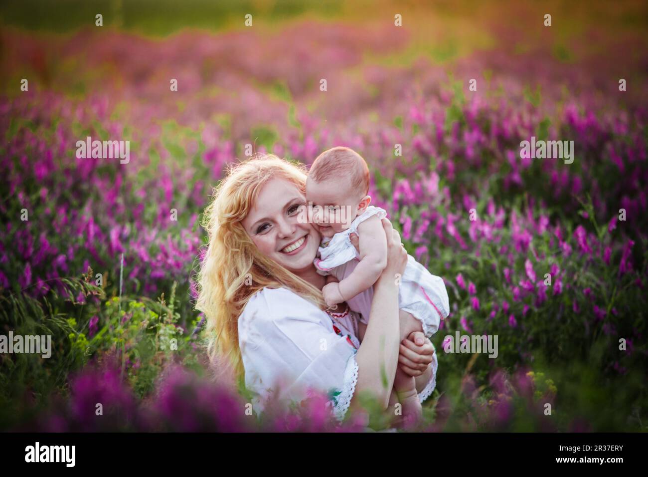 Parents with kids outside -Fotos und -Bildmaterial in hoher Auflösung ...