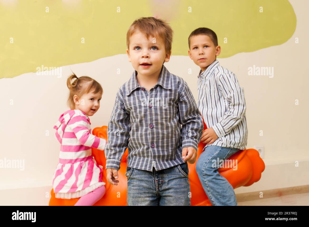Kinder spielen auf wippe -Fotos und -Bildmaterial in hoher Auflösung ...