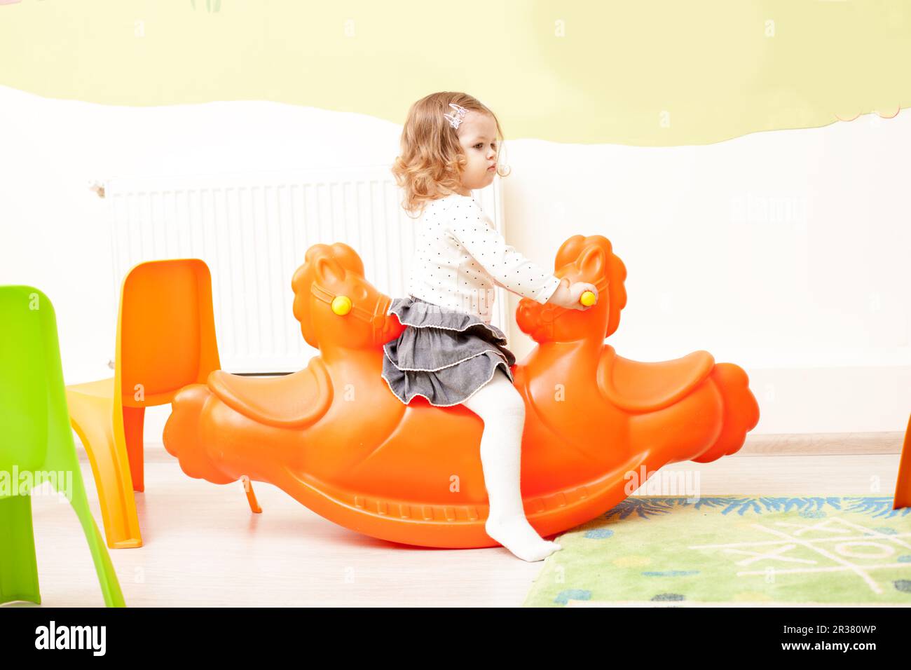 Kinder spielen auf wippe -Fotos und -Bildmaterial in hoher Auflösung ...