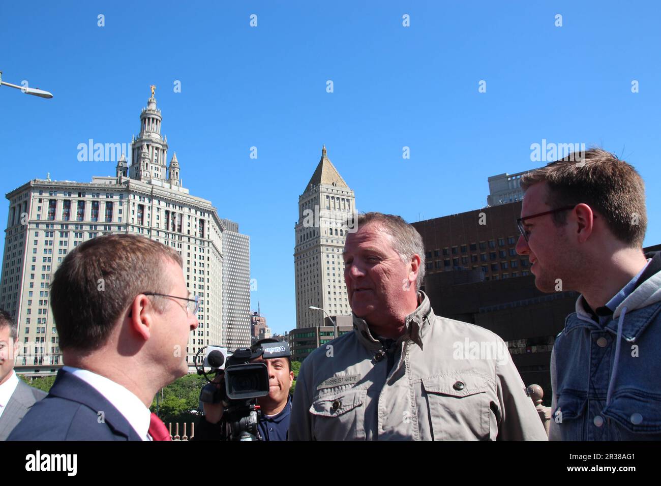New York, USA. 17. Mai 2023. David Gill (l), deutscher Generalkonsul ...