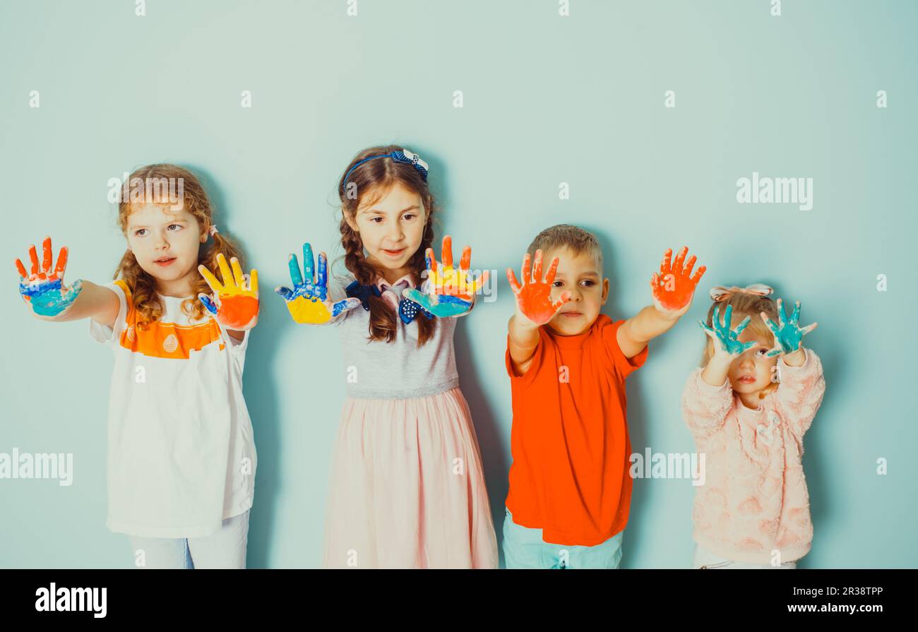 Die Kinder ihre gemalte bunte Hände sichtbar an der Kamera ...