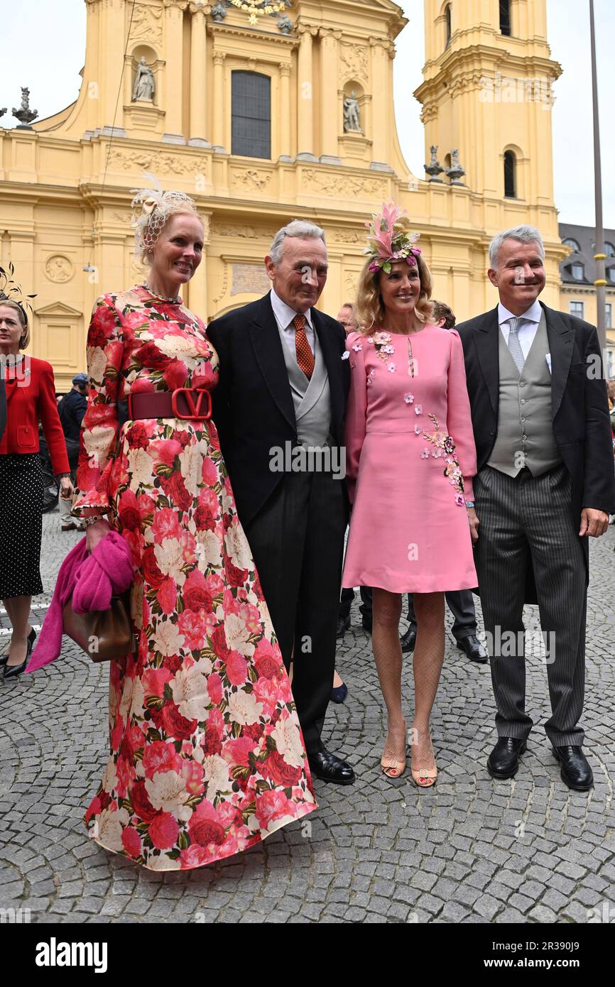 Duke Max in Bayern (2. von links) mit Tochter Marie von Württemberg (2. von rechts). Li ...