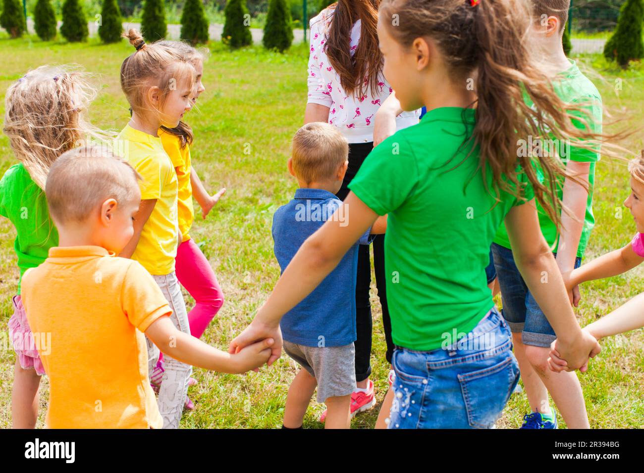 Niños rezando en circulo -Fotos und -Bildmaterial in hoher Auflösung ...