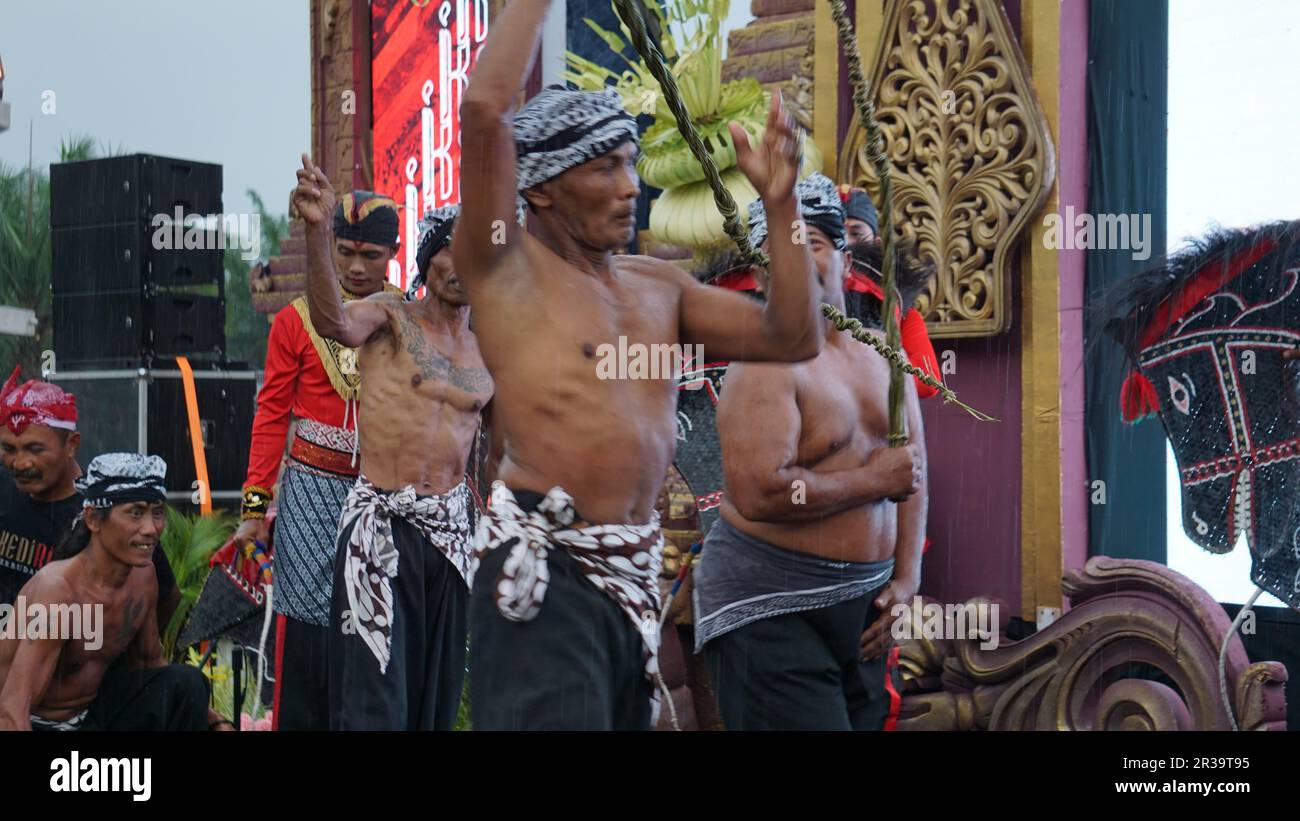 Der Tiban-Tanz stammt aus Ost-Java. Tiban kommt aus dem javanischen ...