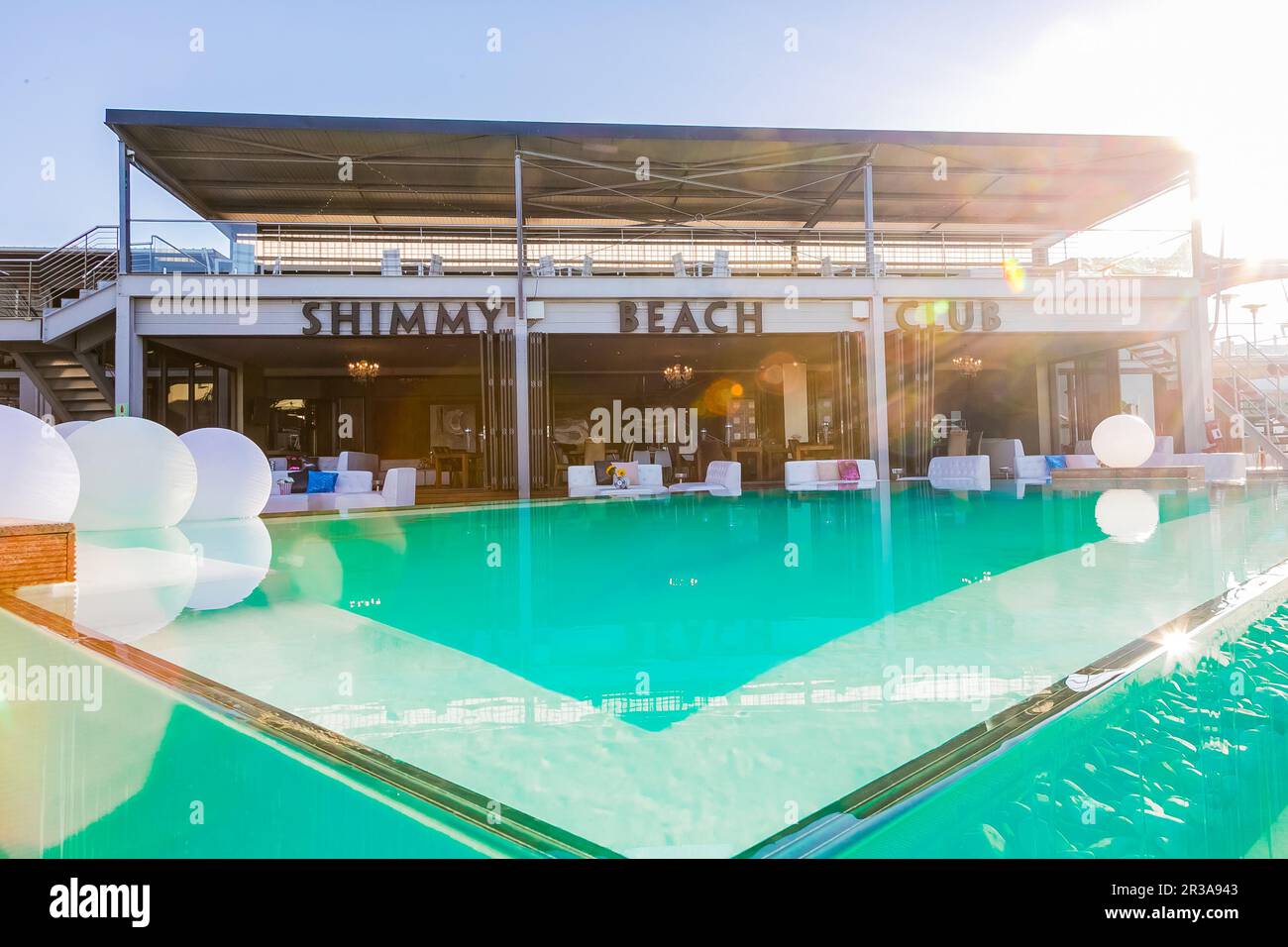 Beach club pool -Fotos und -Bildmaterial in hoher Auflösung – Alamy