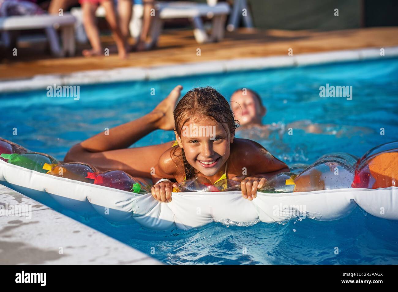 Kleine mädchen badeanzug luftmatratze -Fotos und -Bildmaterial in hoher Auflösung – Alamy