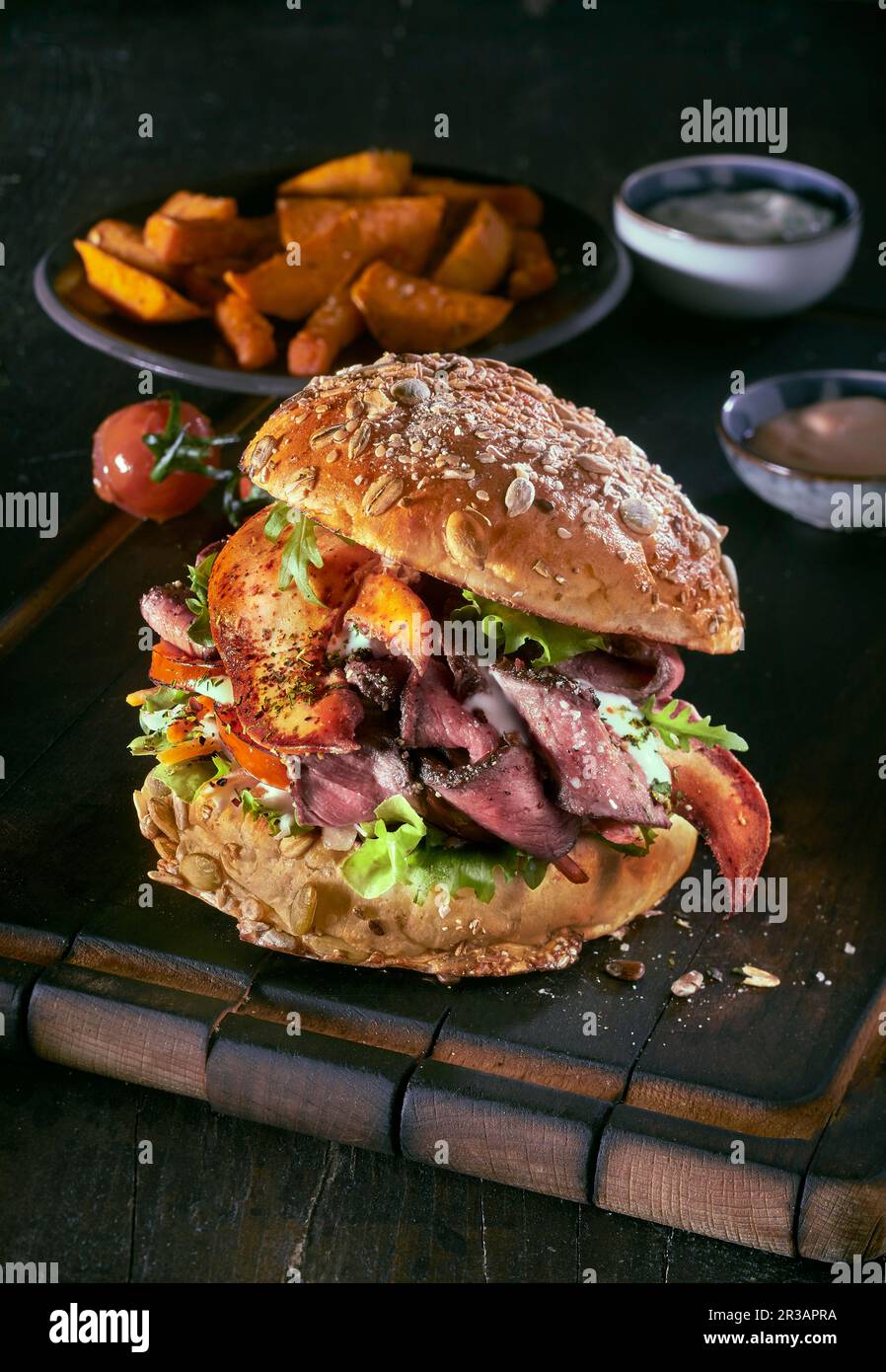 Ein Burger mit Roastbeef, Hummer und Kartoffelspalten Stockfotografie ...
