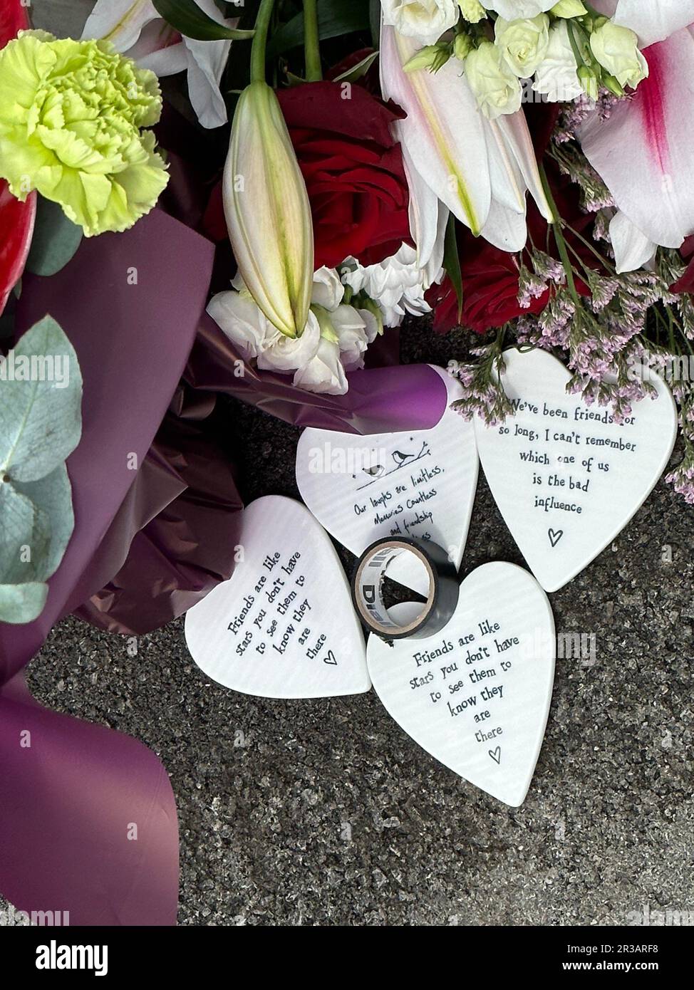 Blumen und Ehrungen für die beiden Teenager in Ely, Cardiff, deren Tod ...