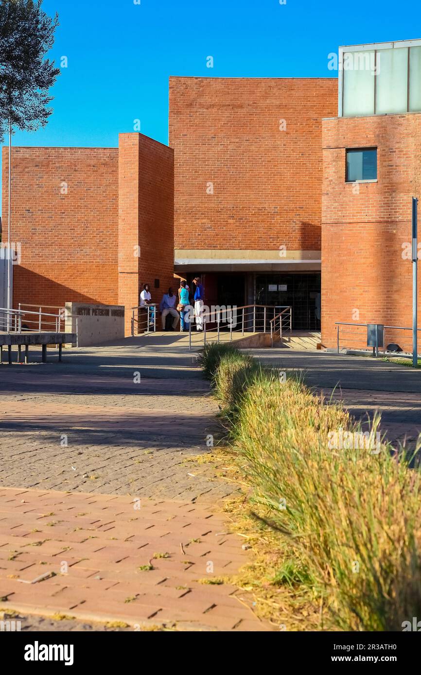 Vor dem Hector Pieterson Memorial Museum in Soweto Johannesburg ...