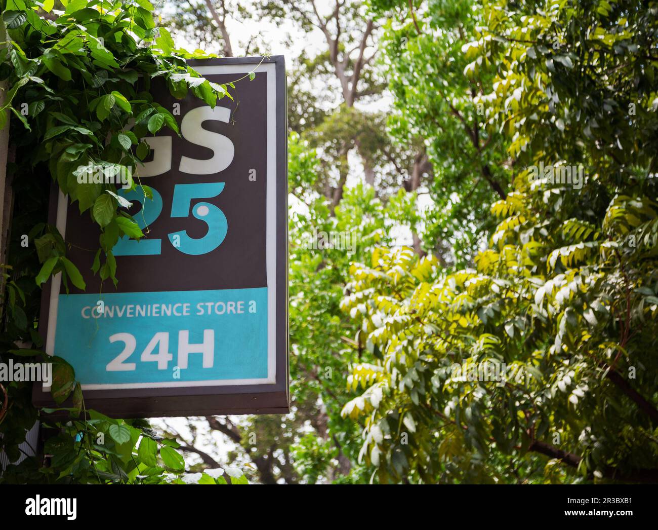 Ho-Chi-Minh-Stadt, Vietnam - 22. Mai 2023: Blaues und schwarzes Informationsschild mit GS25-Logo ...