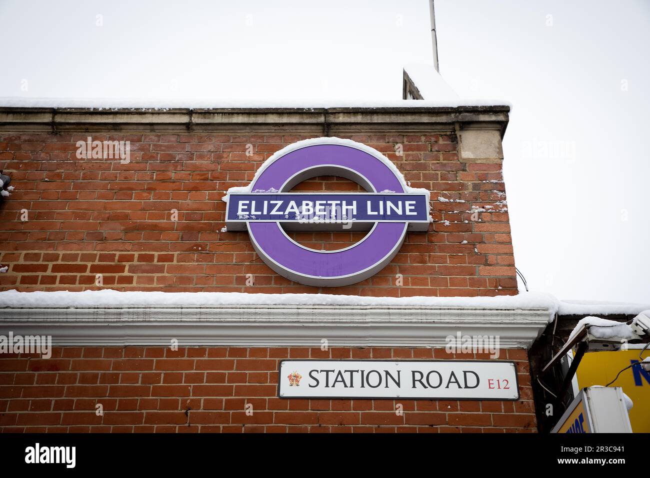 Elizabeth line roundel -Fotos und -Bildmaterial in hoher Auflösung – Alamy