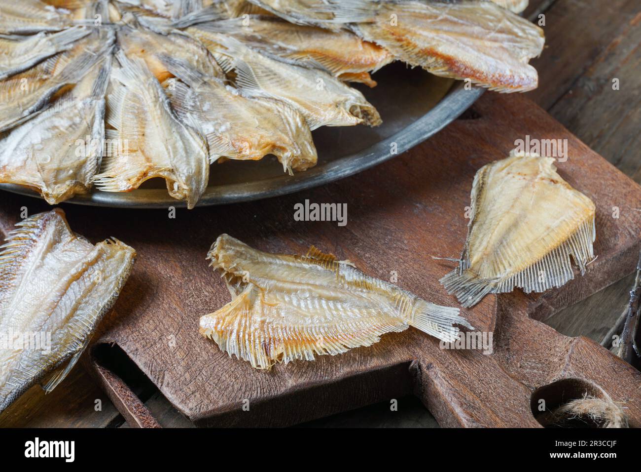 Roh getrockneter gesalzener Sepat-Fisch oder Malaiisch namens Ikan ...