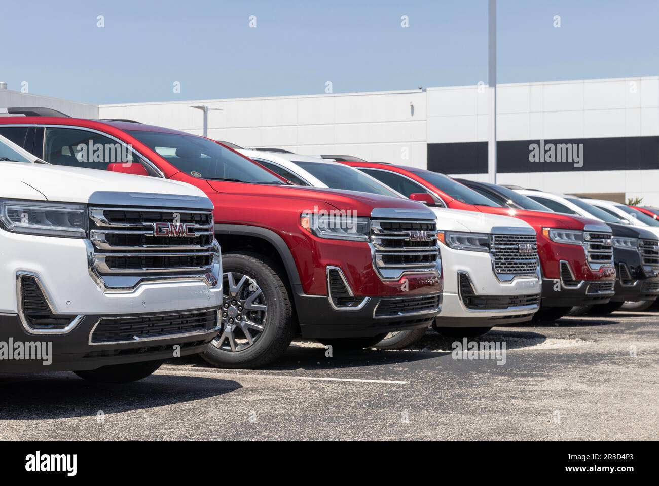 Fishers - ca. Mai 2023: GMC Acadia SUV-Ausstellung in einem ...