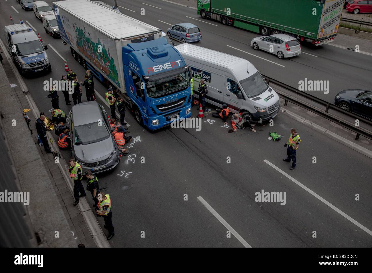 Am 23. Mai 2023 blockierte die Klimaaktivistengruppe „Letzte Generation ...