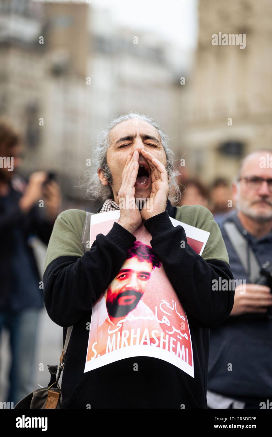 Ein Demonstrante singt während der Demonstration Slogans. Demonstration ...