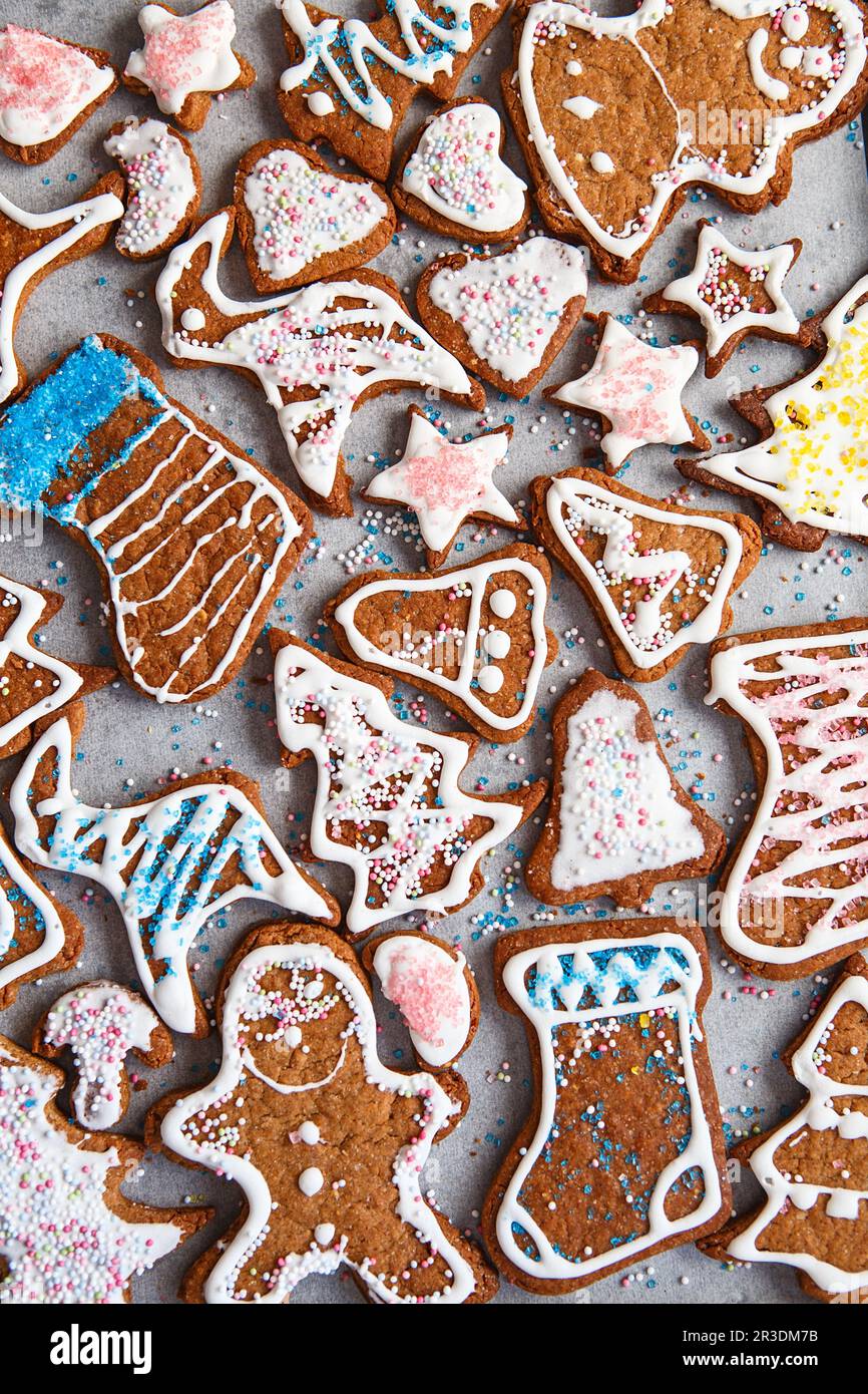 Weihnachten hausgemachte Lebkekse. Mit Claim dekorierten Lebkuchen ...