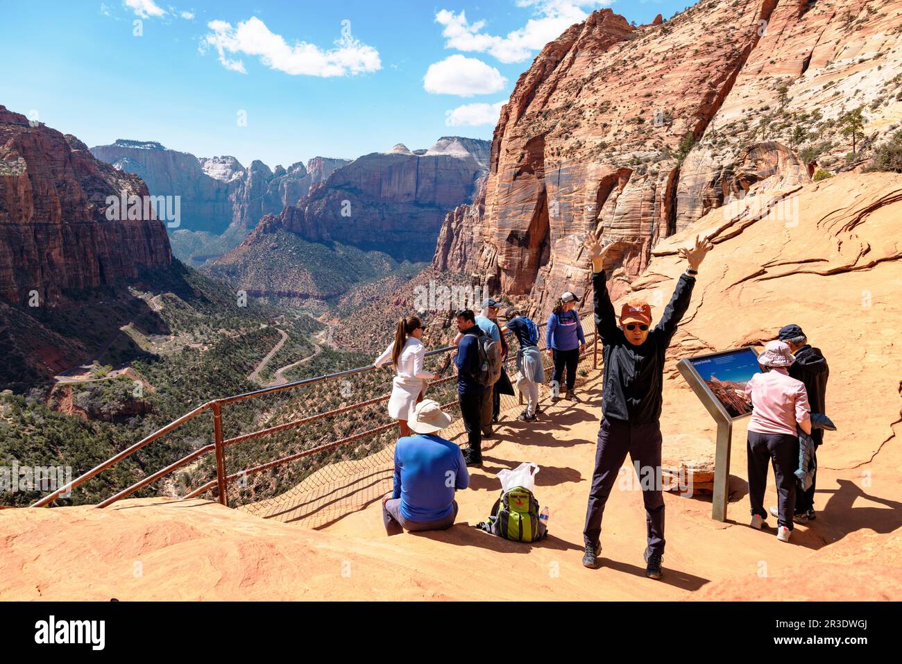 Asiatischer Mann, der sich dehnt. Touristen und Wanderer auf dem Canyon ...