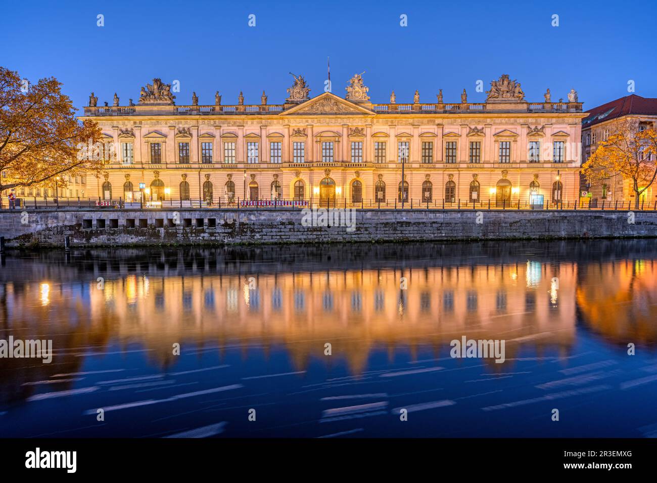 Das Deutsche Historische Museum in Berlin bei Nacht Stockfotografie - Alamy