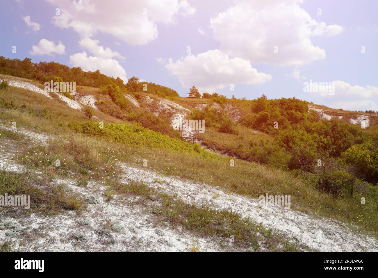 Uralte Multimillionen-Kreide-Berge auf der Steppenoberfläche der Erde ...