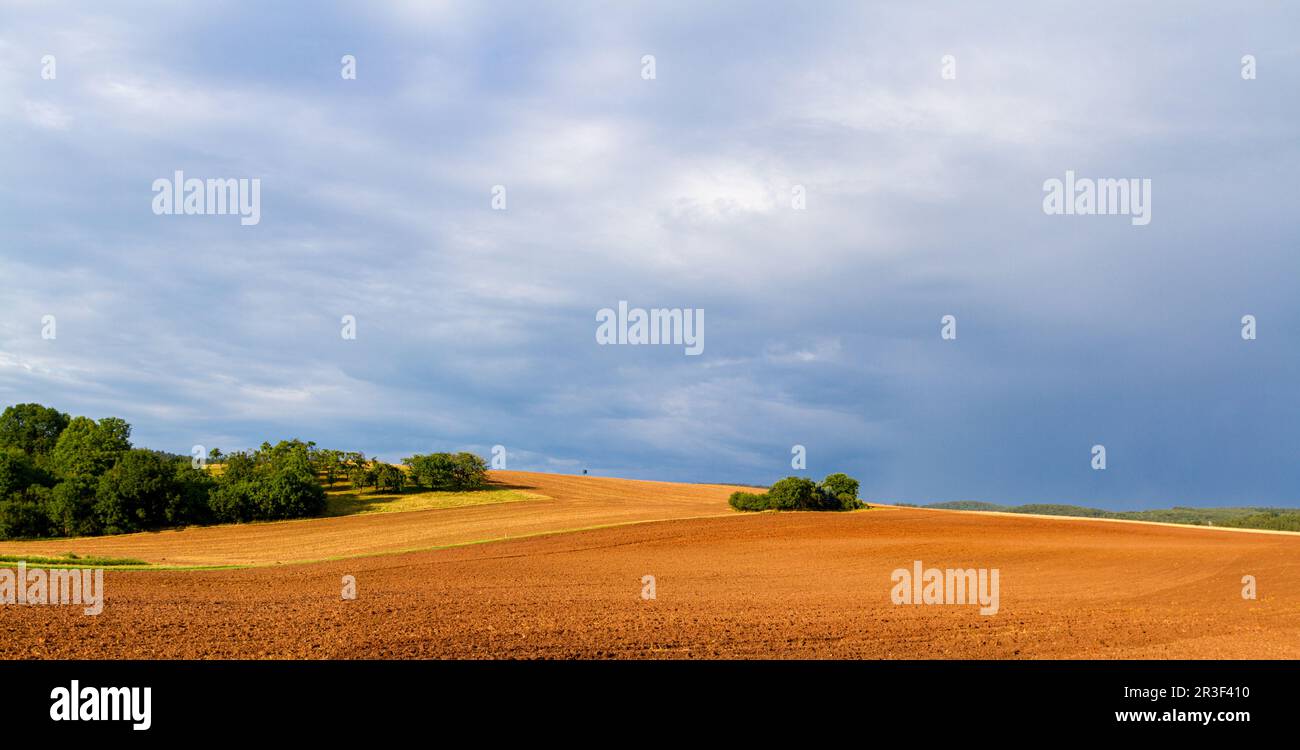 Feld der erde -Fotos und -Bildmaterial in hoher Auflösung – Alamy