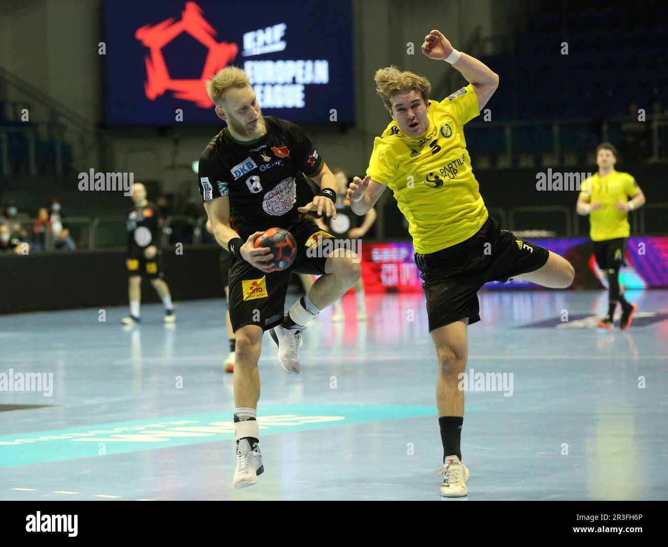 Matthias Musche (SCM) mit Emil Berlin (IK SÃ¤Vehof) Handball EHF ...