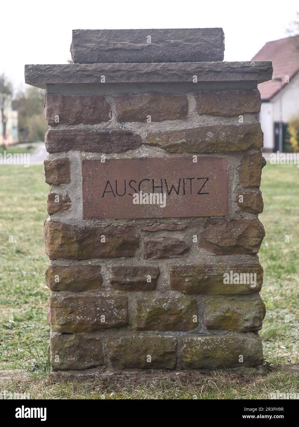 Pfeiler mit Inschrift KZ Auschwitz vor dem todesmarsch Gedenkstätte ...
