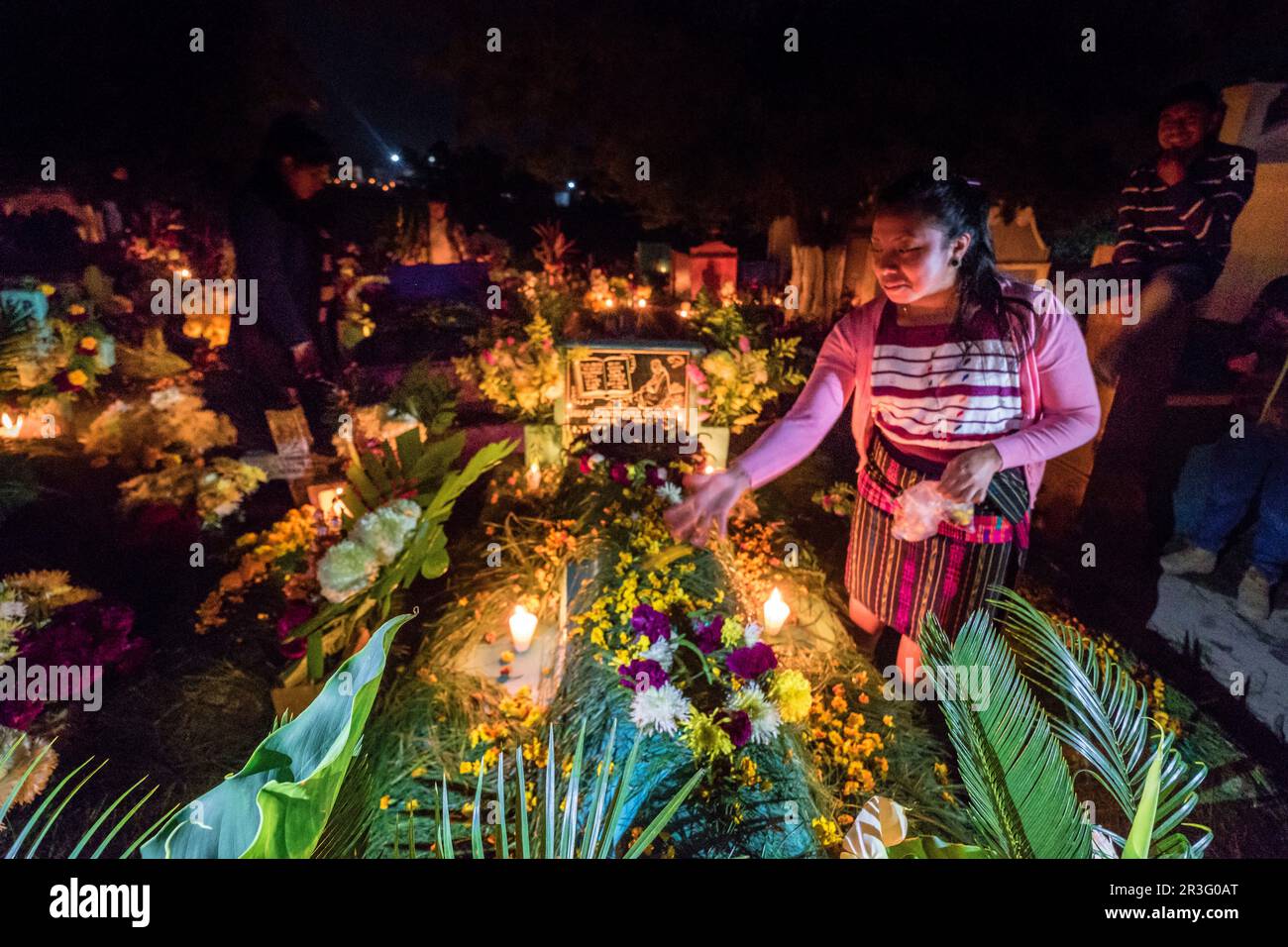 Oficiando ofrendas plegarias y del Dia de Muertos, cementerio General ...