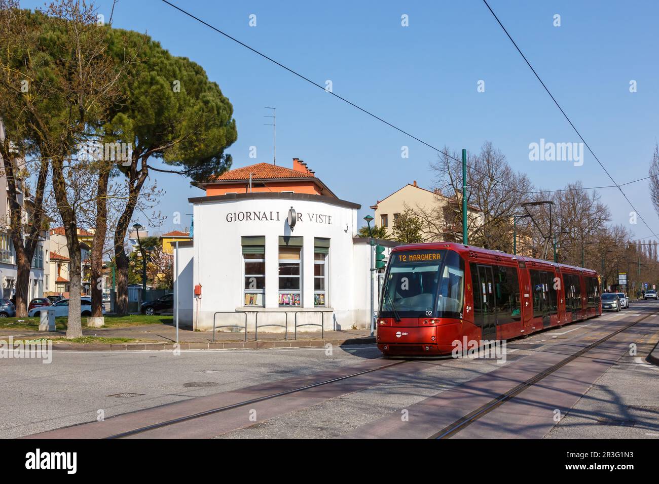 Straßenbahn auf Gummireifen Tram Venezia vom Typ Translohr in Mestre in ...