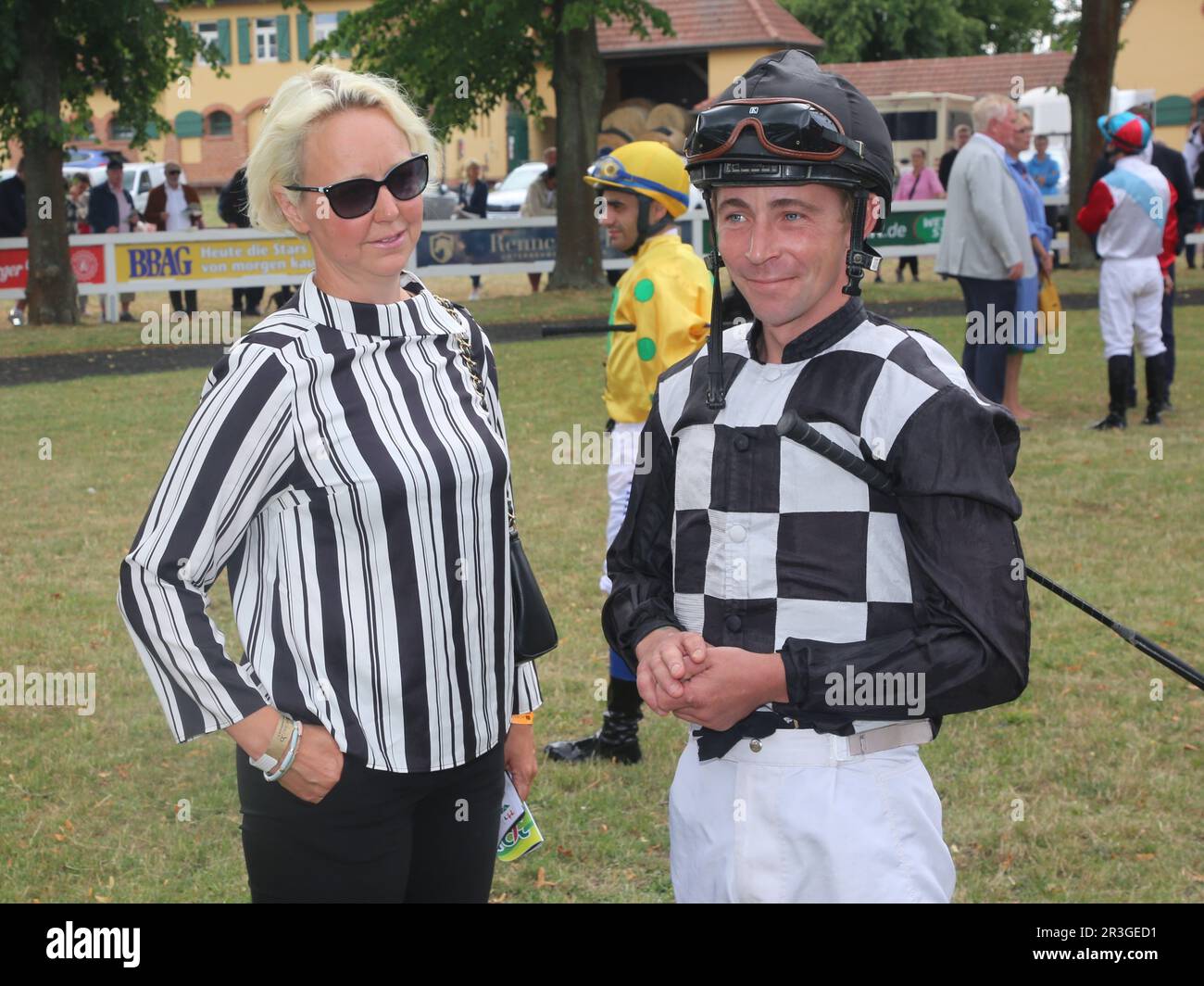 Schwedische Trainerin Jessica Long mit Jockey Shane Karlsson auf der ...