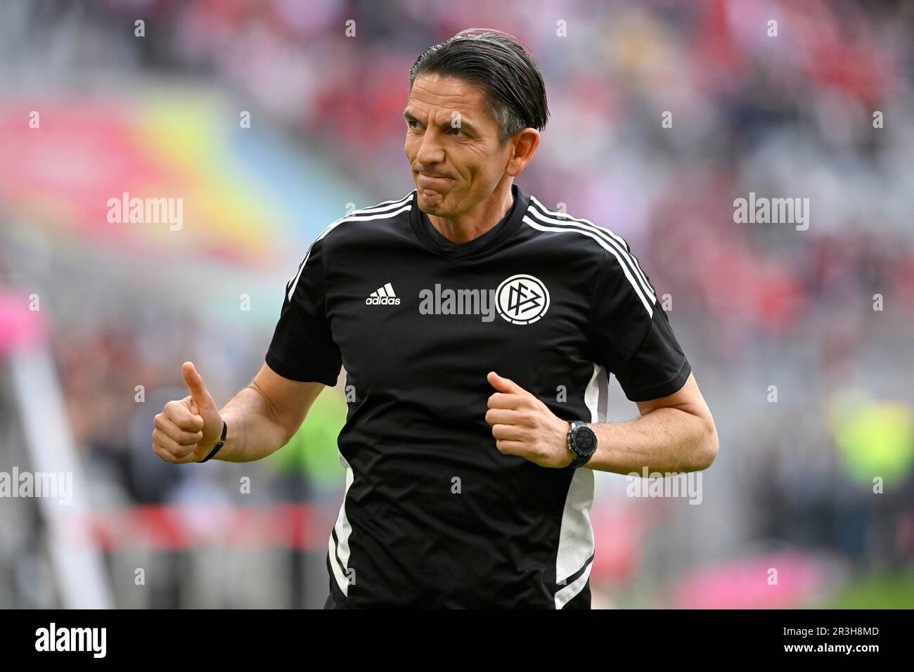 Schiedsrichter Deniz Aytekin, Geste, Geste, Daumen hoch, Allianz Arena ...