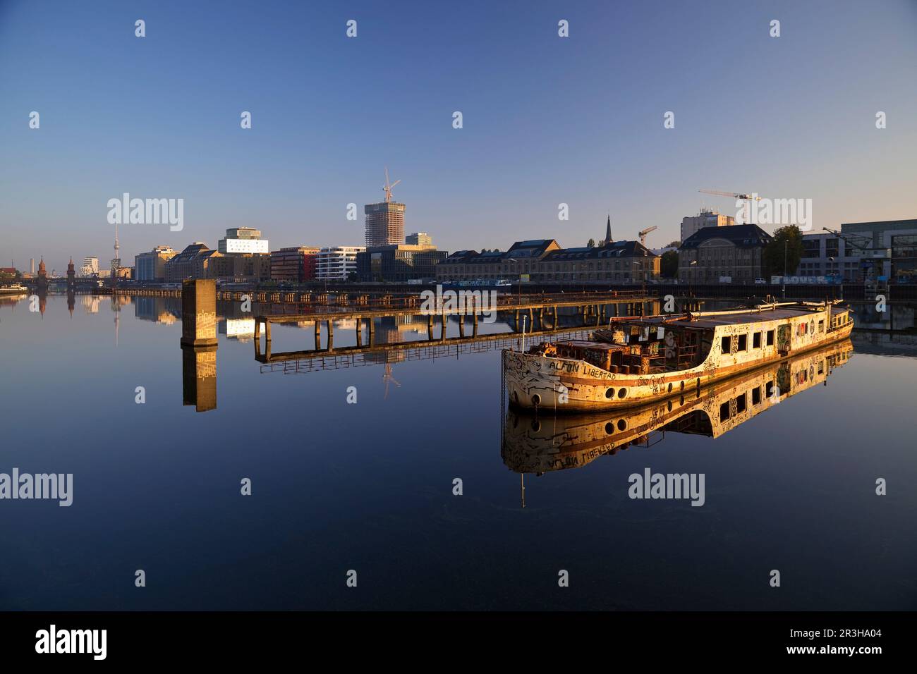 Schiffbruch von Frau Dr. Ingrid Wengler in der Spree, Berlin Osthafen ...