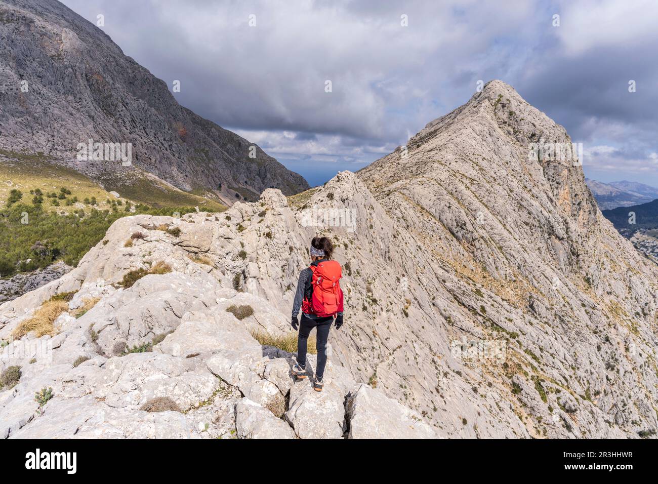 Wanderer auf dem Wappen von Puig de Ses Vinyes, 1105 Meter, sierra de ...
