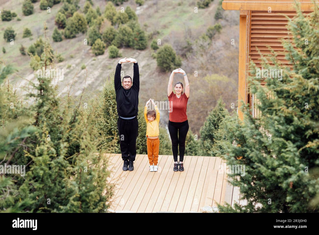 Glückliche Familien dehnen sich draußen aus. Attraktive mutter ...
