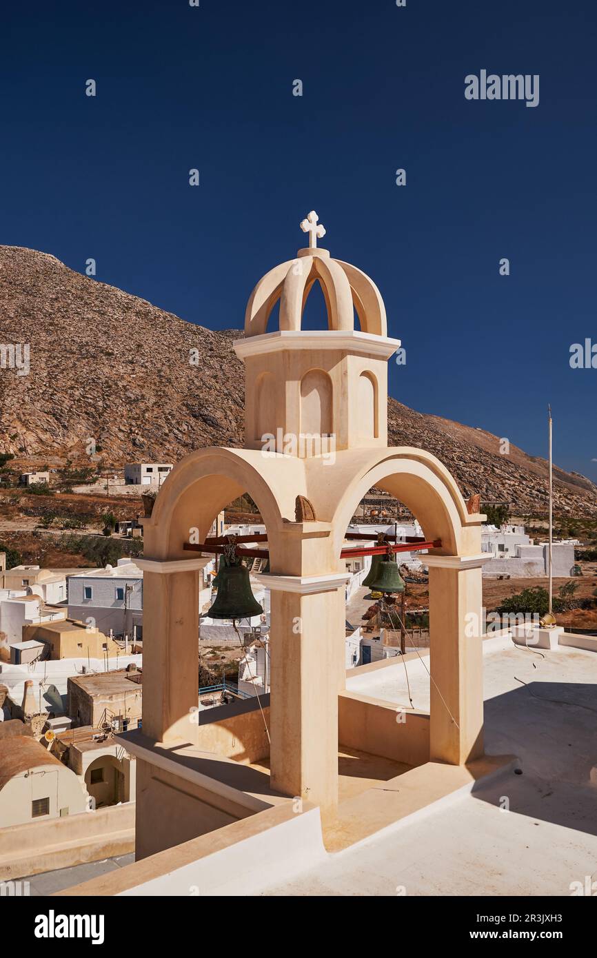 Wunderschöne kleine orthodoxe Kirche mit weißer Kuppel und farbenfrohem ...