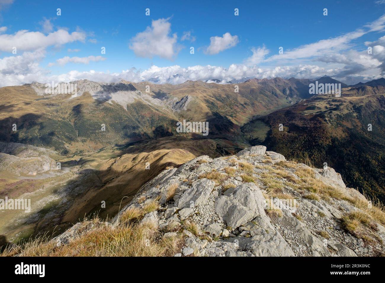 Panoramablick auf den Oza-Wald und das Guarrinza-Tal von Chipeta Alto ...