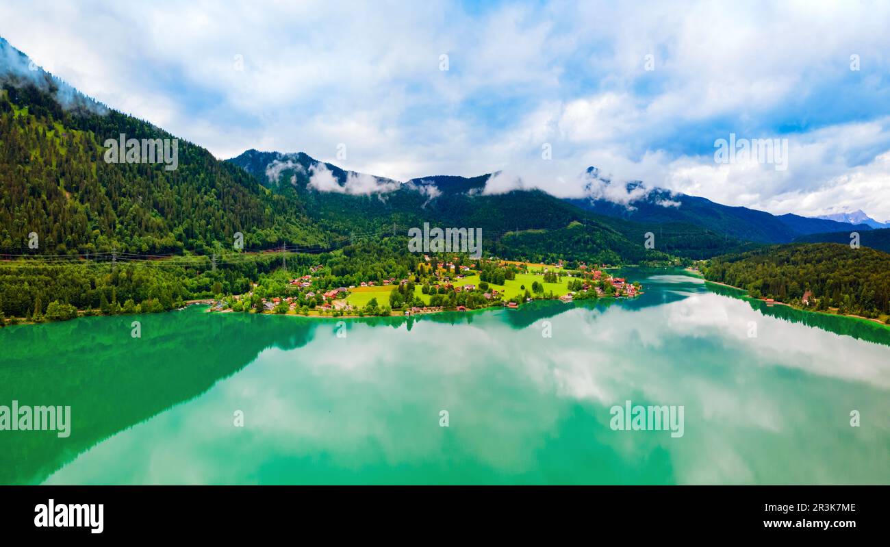 Walchensee Luftpanorama. Walchensee oder Walchensee ist einer der tiefsten und größten Alpenseen ...