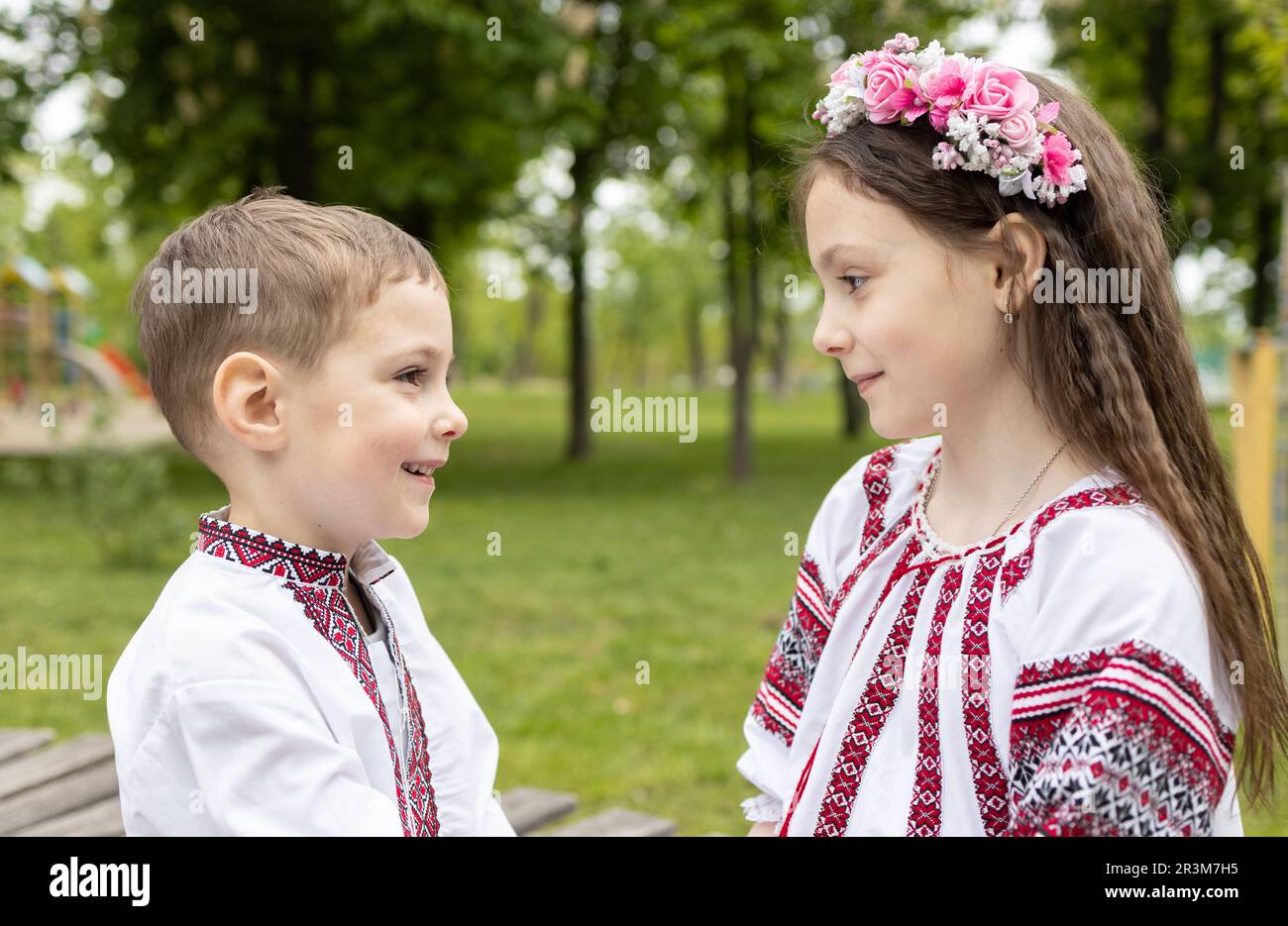Ein jüngerer ukrainischer Junge und ein älteres Mädchen, Bruder und ...