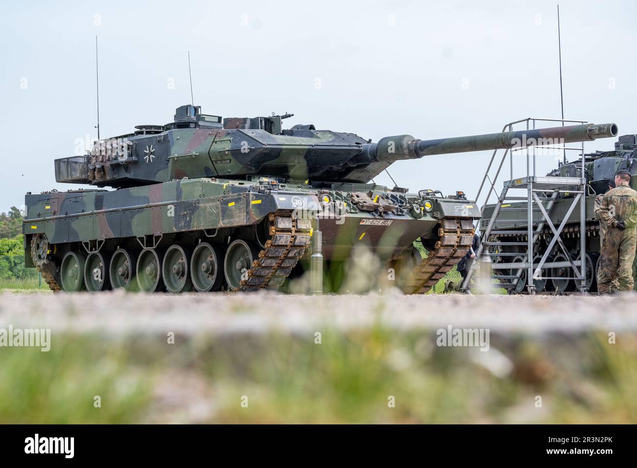 Leopard 2 a6 main battle tank -Fotos und -Bildmaterial in hoher ...