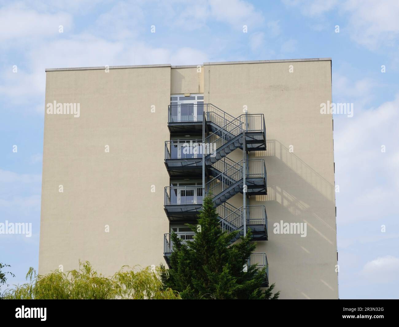 Fassade und treppe -Fotos und -Bildmaterial in hoher Auflösung – Alamy