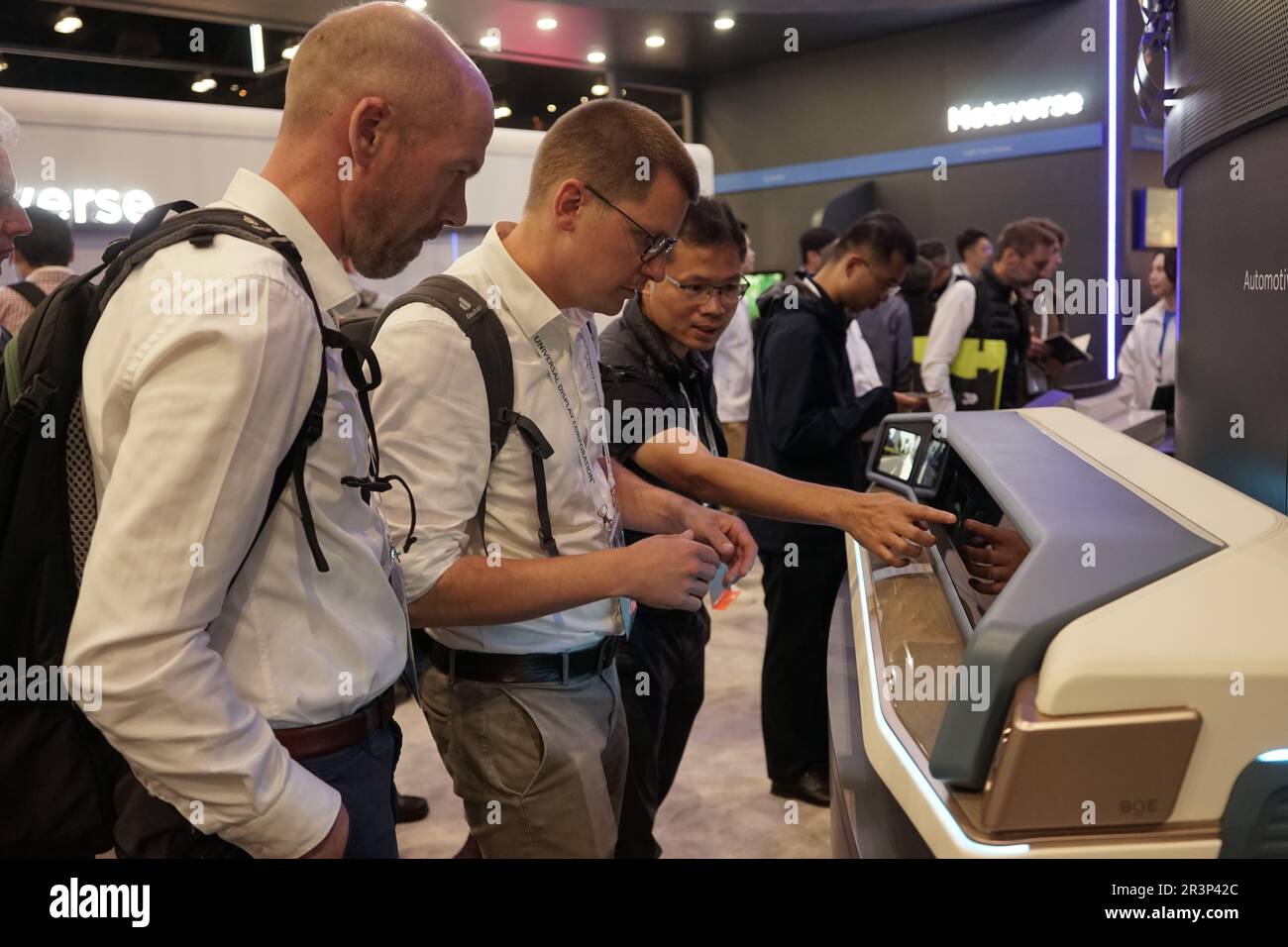 Los Angeles, USA. 23. Mai 2023. Besucher besuchen den Ausstellungsbereich der chinesischen BOE ...