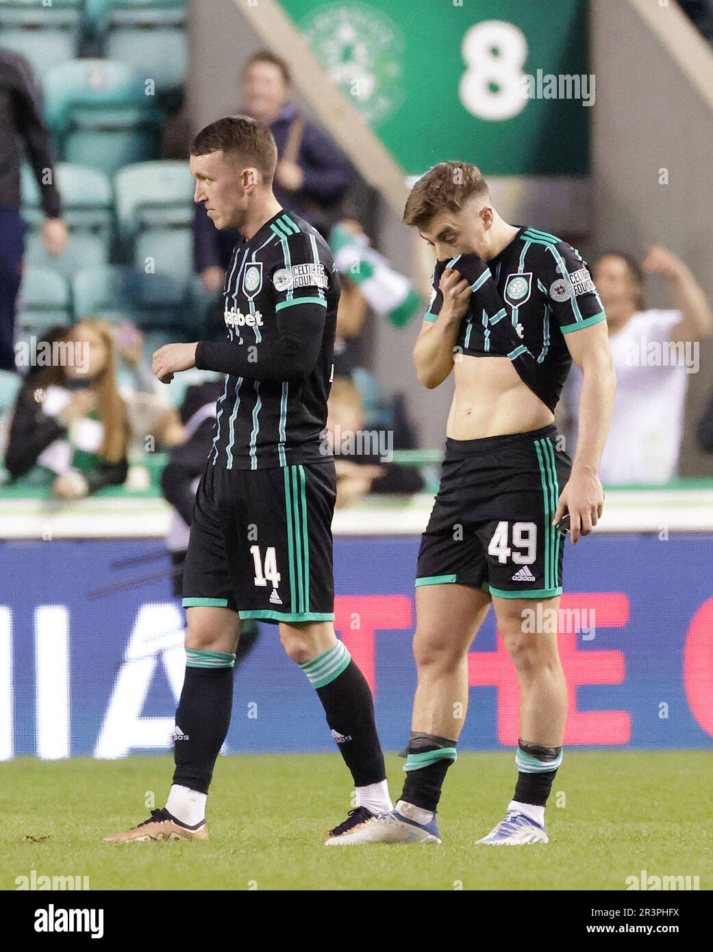 David Turnbull von Celtic (links) und James Forrest erscheinen nach dem ...