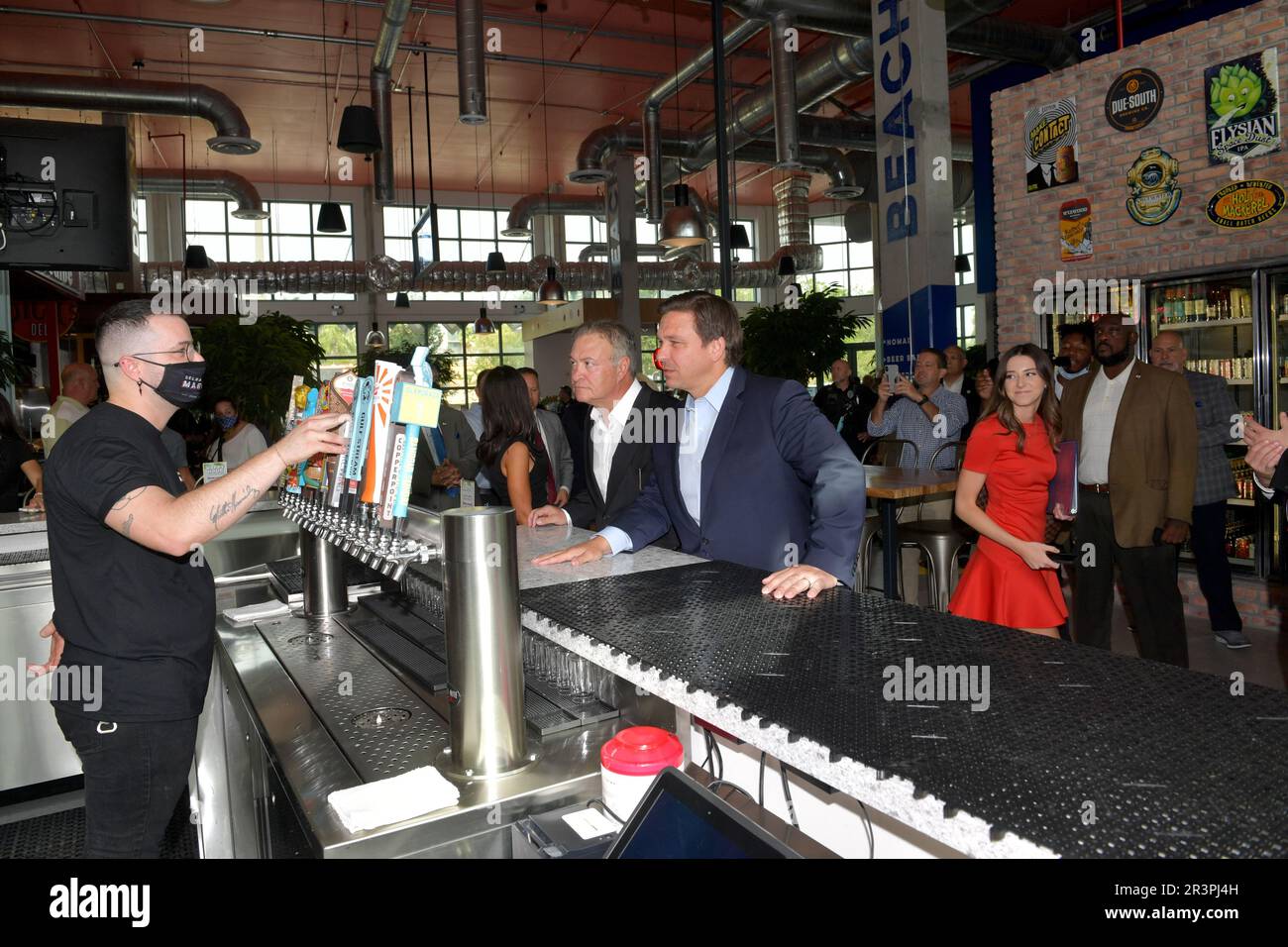 DELRAY BEACH, Florida - APRIL 24: Florida Governor Ron DeSantis trinkt ...