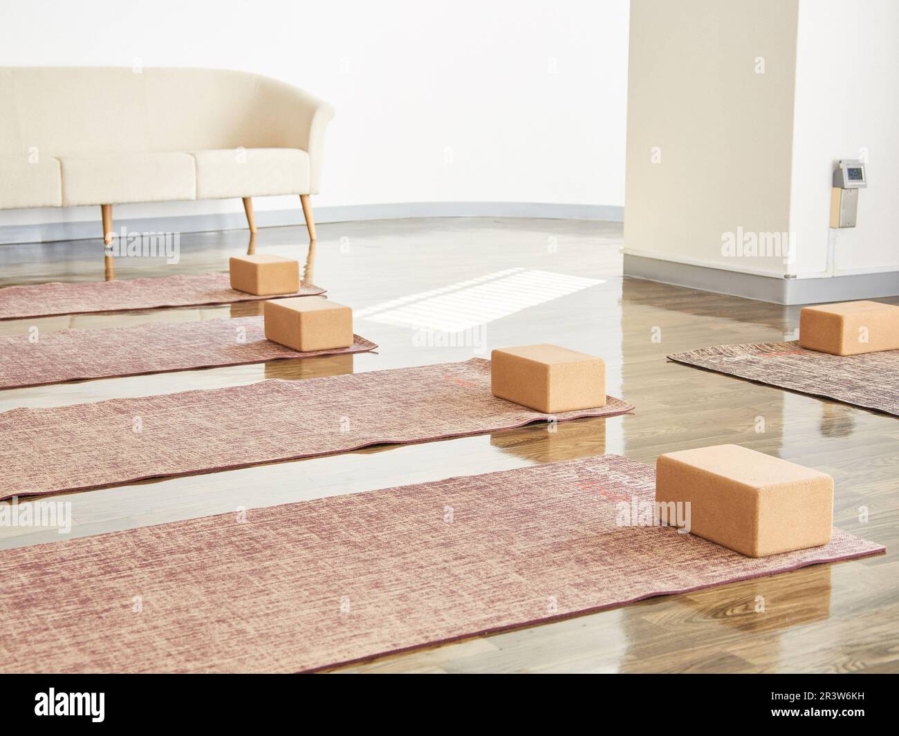 Gymnastik klassenzimmer -Fotos und -Bildmaterial in hoher Auflösung – Alamy