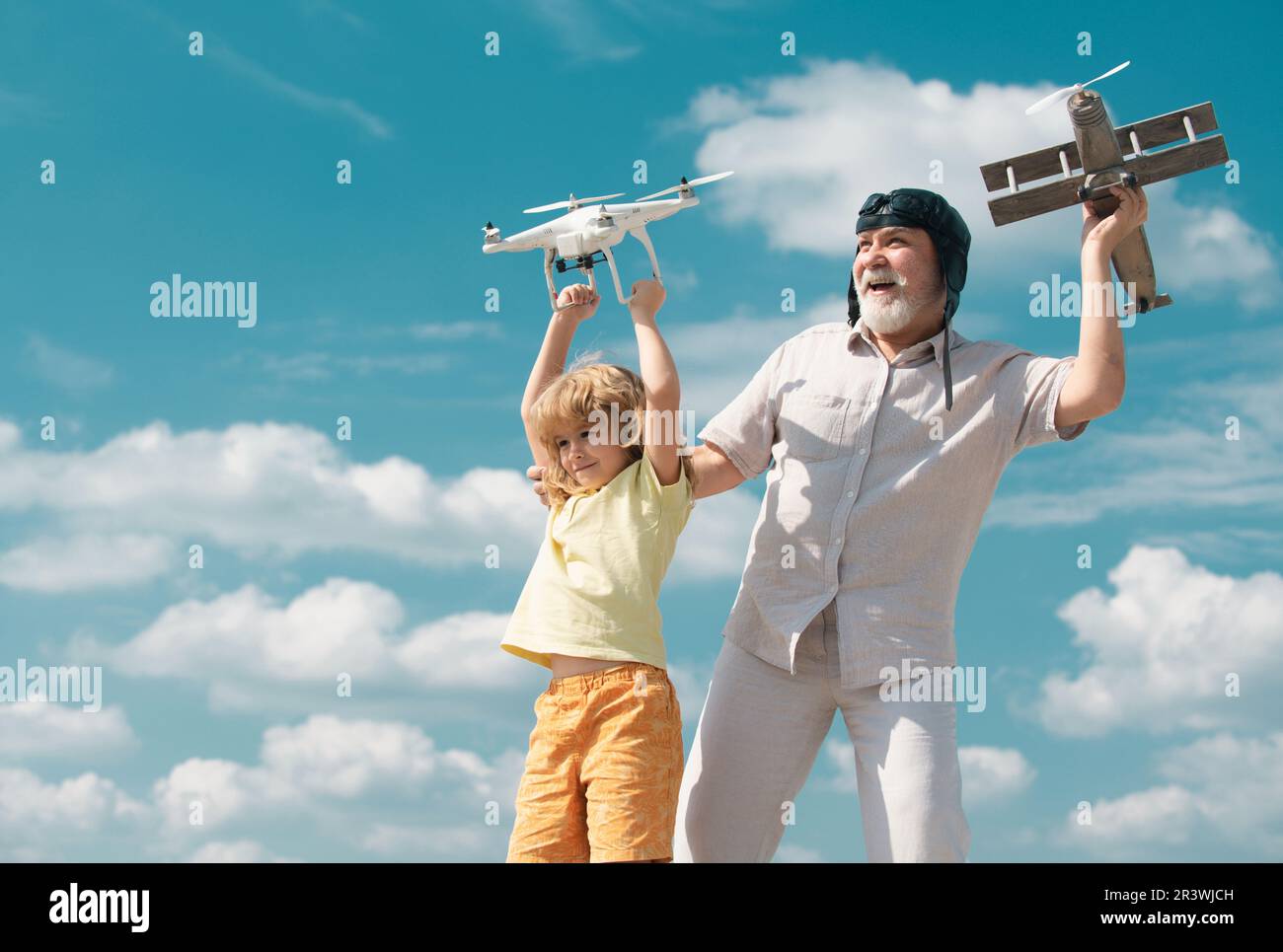 Der alte Großvater und der kleine Enkel halten das Flugzeug und die ...